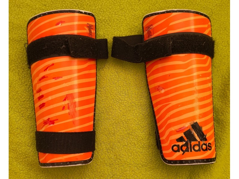 Adidas kostobrani za decu