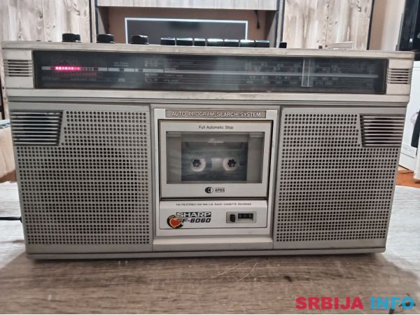 Stari radio kasetofon sharp GF 6060