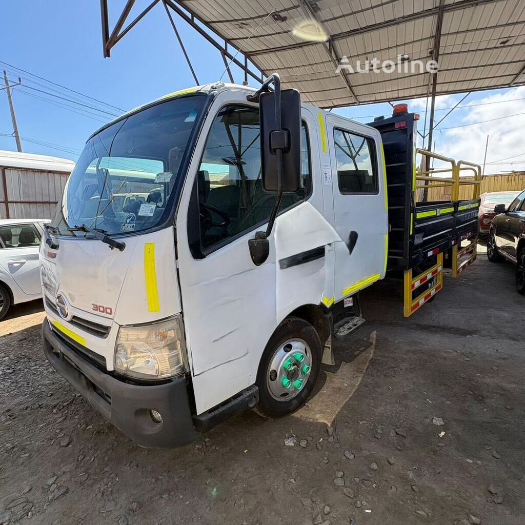 Hino 300 XZU DCAB kamion s ravnom platformom < 3.5t