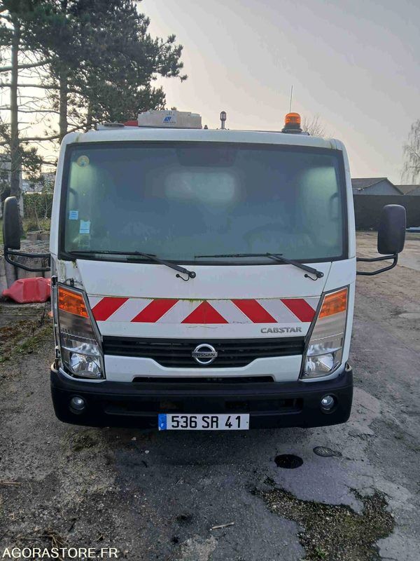 Prodaje se Nissan CABSTAR 35.13 kamion s ravnom platformom < 3.5t na aukciji