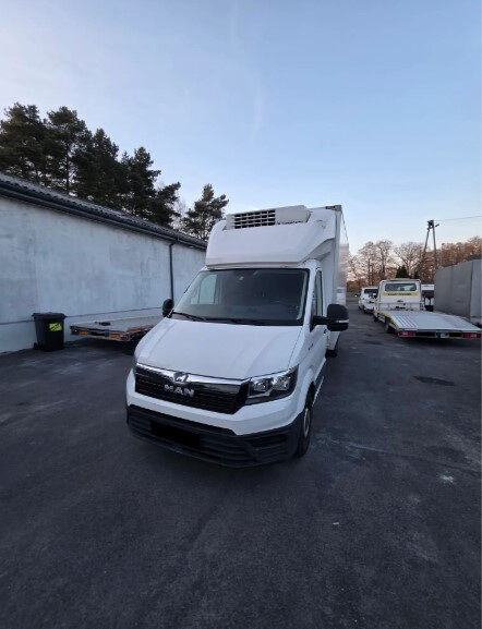 MAN TGE 3.180 refrigerated truck+Tail lift kamion hladnjača < 3.5t