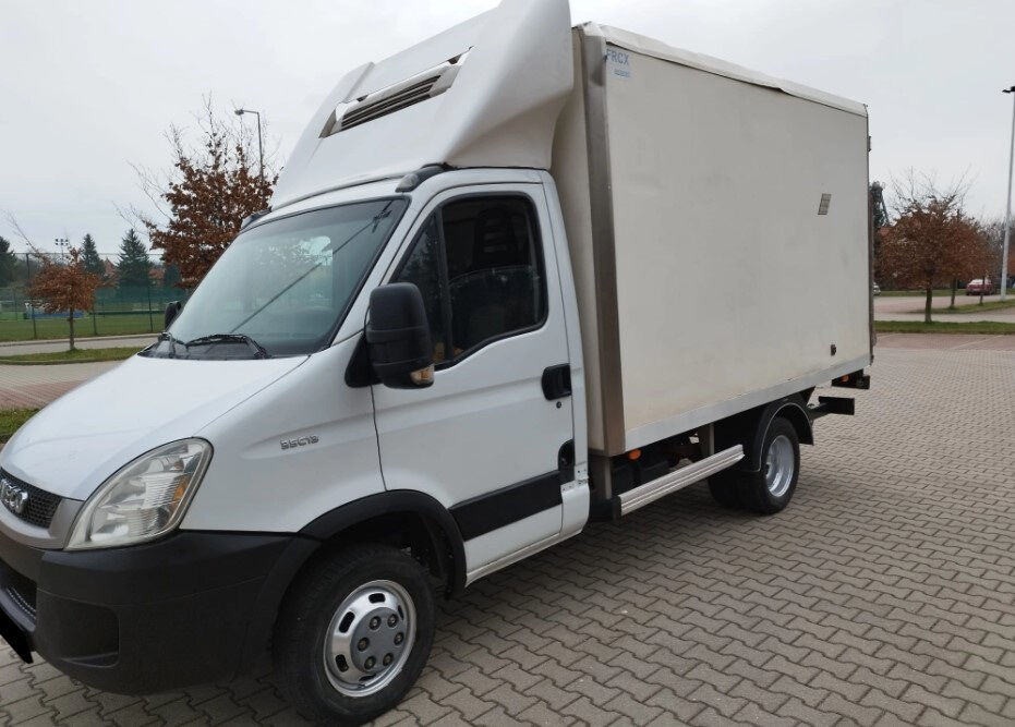 IVECO Daily 35c13 refrigerated truck + Tail lift kamion hladnjača < 3.5t