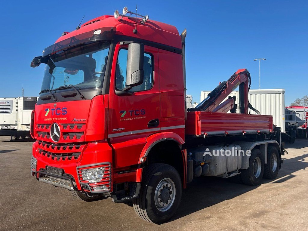 Mercedes-Benz AROCS 3552 zur Hackmaschinenbeschickung, Epsilon M100L86 kamion s ravnom platformom