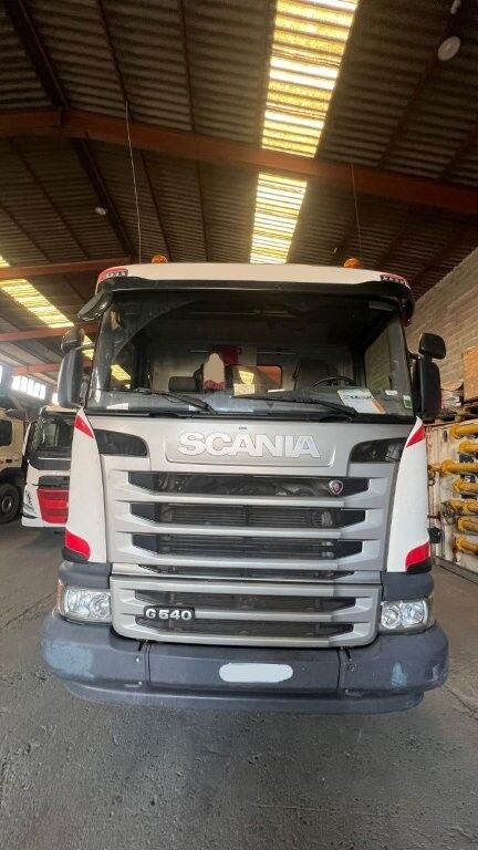 Scania kamion s ravnom platformom