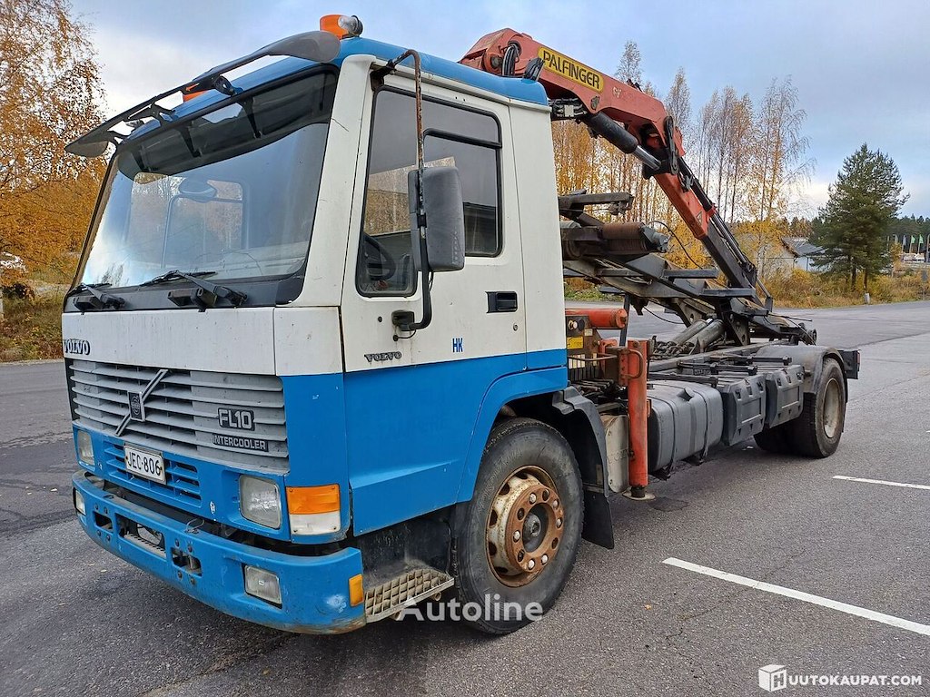 Prodaje se Volvo truck FL10, 1996, Viitasaari 9,600 l, Diesel, 571,000 km kamion sa kukom za podizanje tereta na aukciji