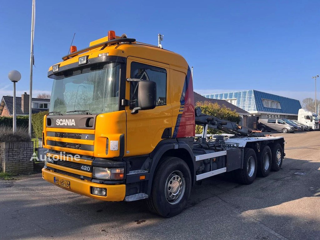 Scania P 124 GB 8X4*4 NA 420 124 420 HOLLAND CONTAINER TRUCK kamion sa kukom za podizanje tereta