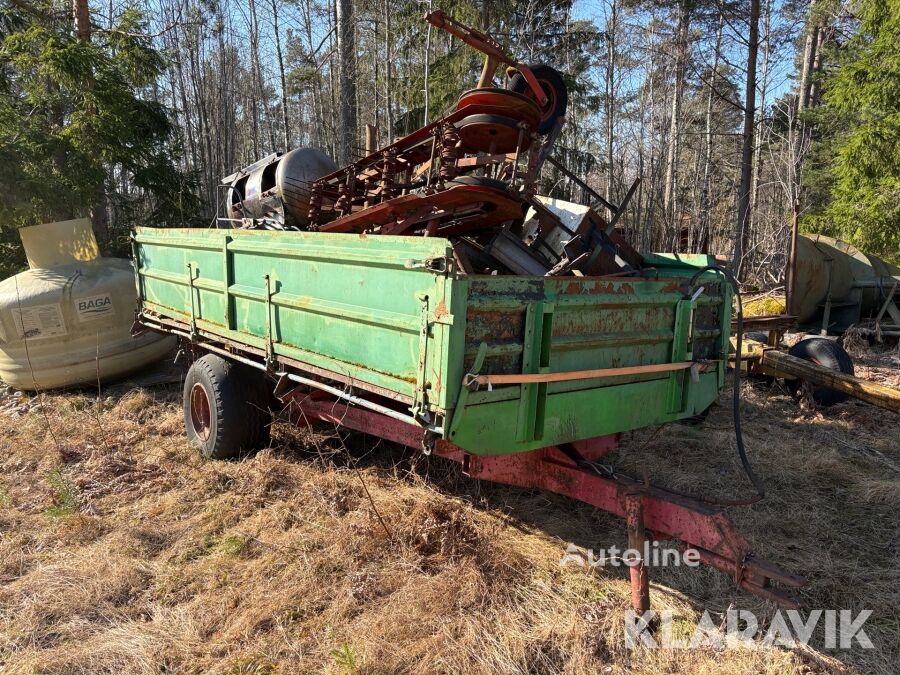 Prodaje se Hydraulisk med järnskrot prikolicu sa ravnom platformom na aukciji