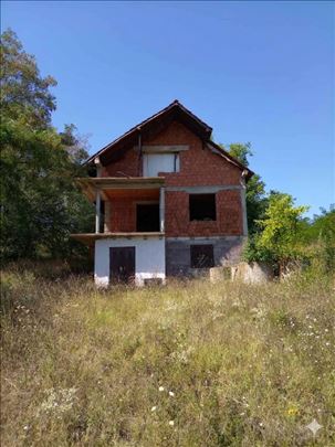 Kuća u Jug Bogdanovcu, površine 86m2 sa placem od
