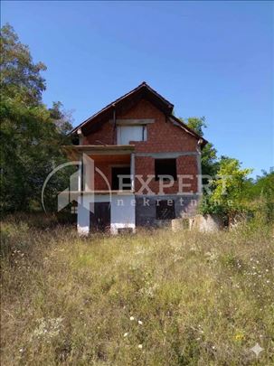 Kuća u Jug Bogdanovcu, površine 86m2 sa placem od