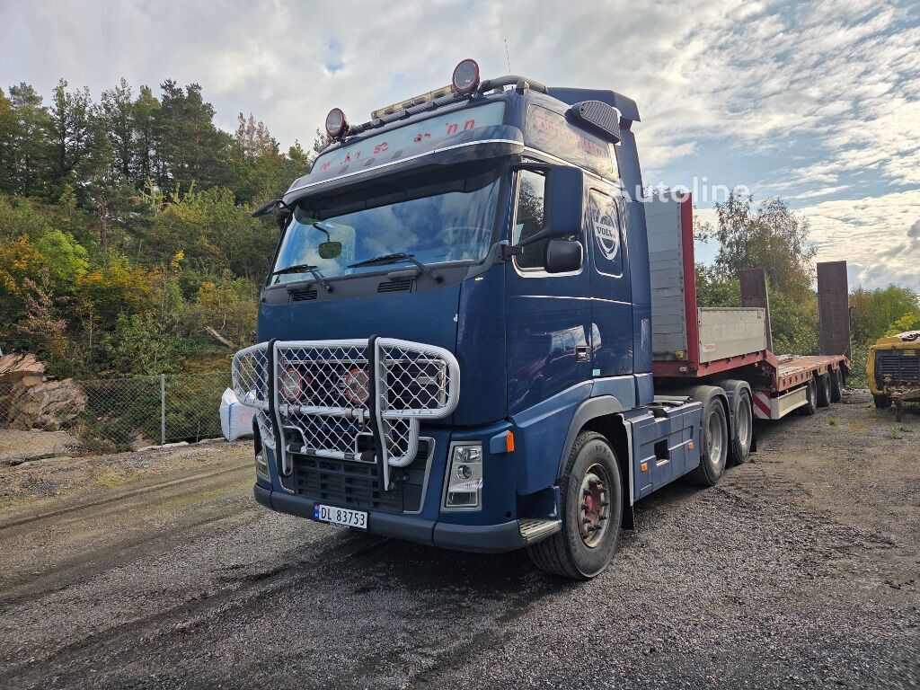 Prodaje se Volvo FH16-540 tegljač na aukciji + poluprikolica sa niskom platformom