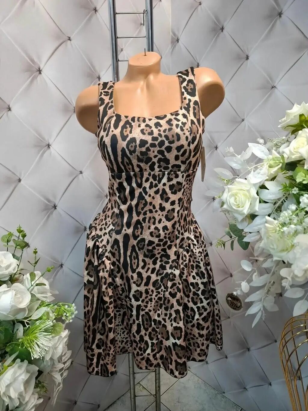 Haljina sa leopard printom - Kroj: lepršava mini haljina sa