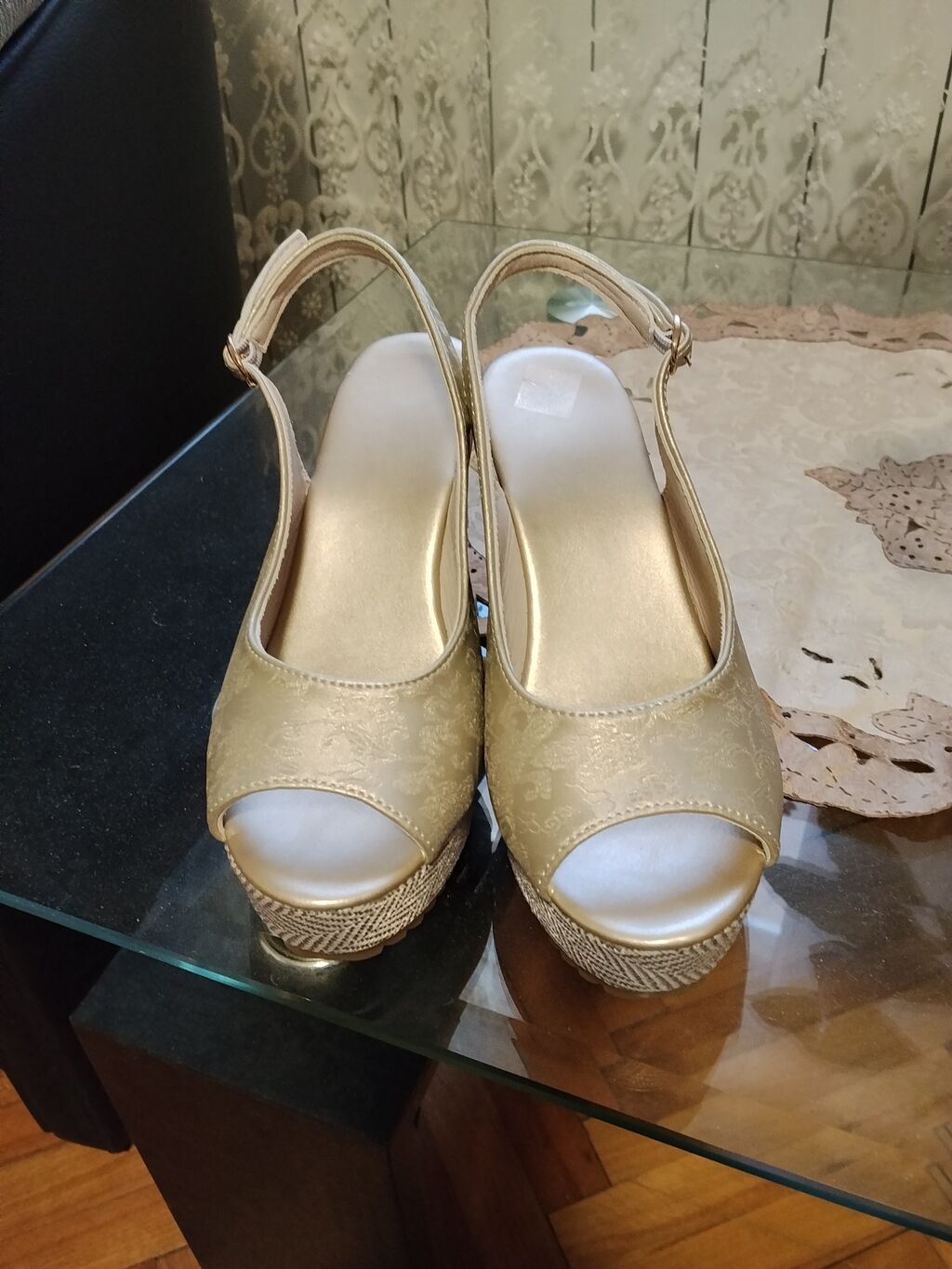 Zlatne ženske sandale na punu petu (wedges) - Elegantan model sa