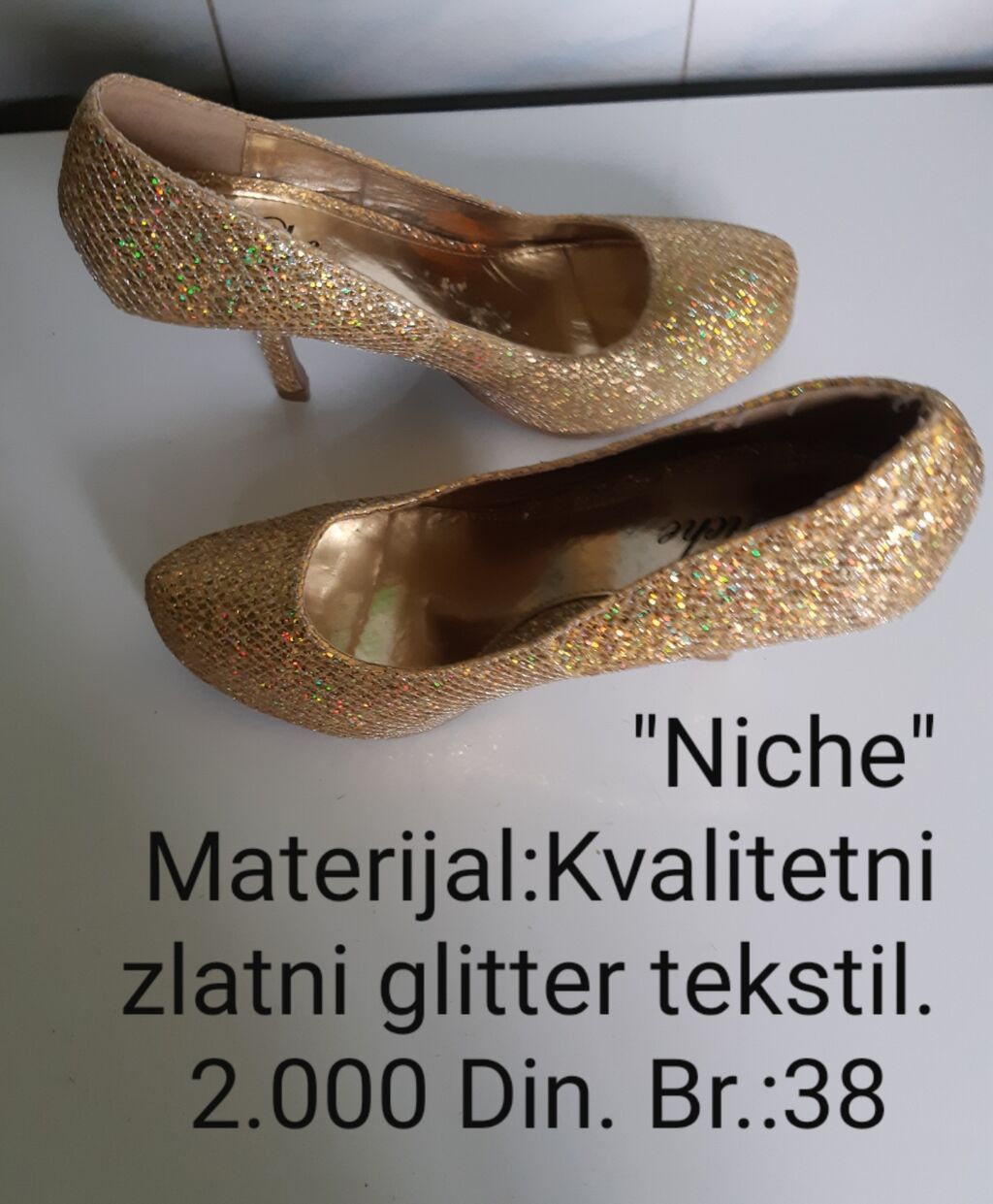 Niche salonke – elegantne zlatne štikle prekrivene kvalitetnim glitter