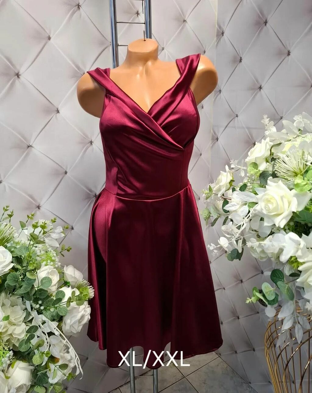 Svečane kratke haljine od satena – model sa preklopljenim dekolteom i