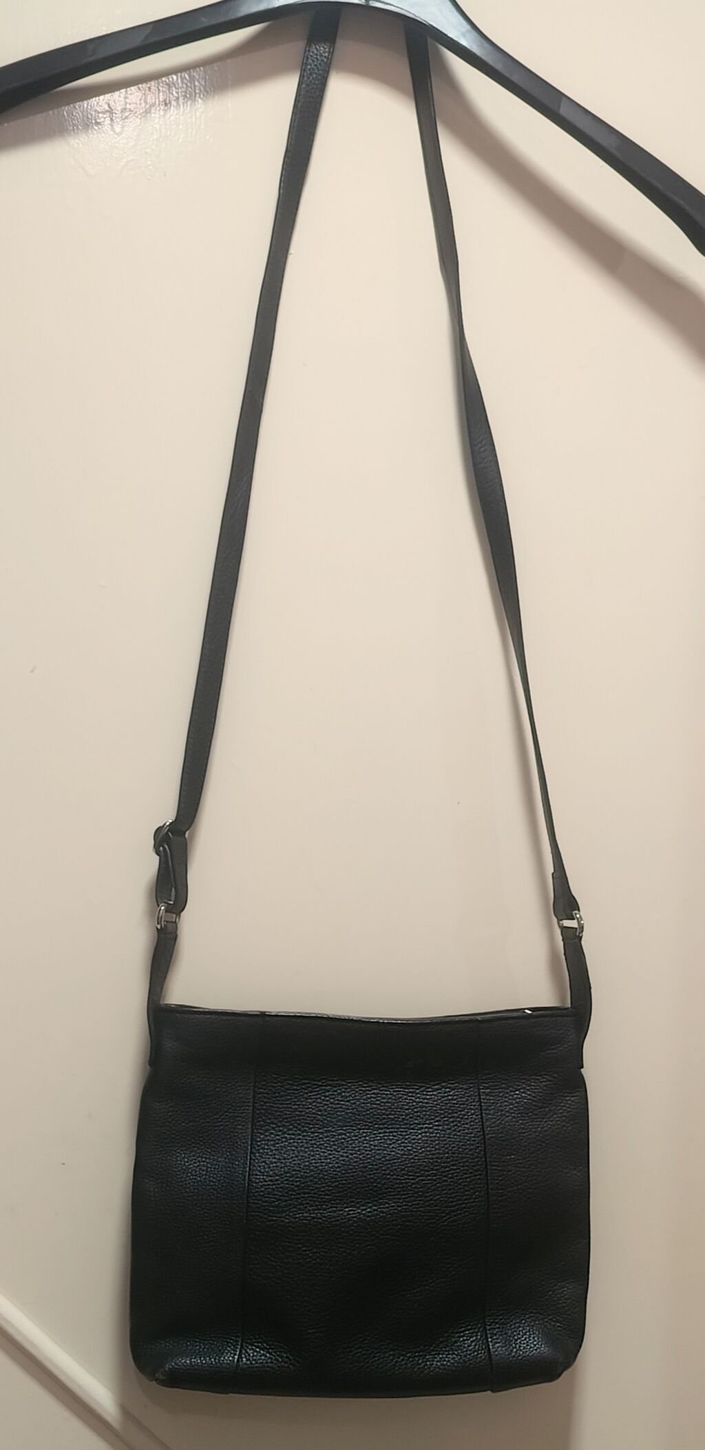 Crna kožna crossbody torba - Materijal: prirodna koža s blagom