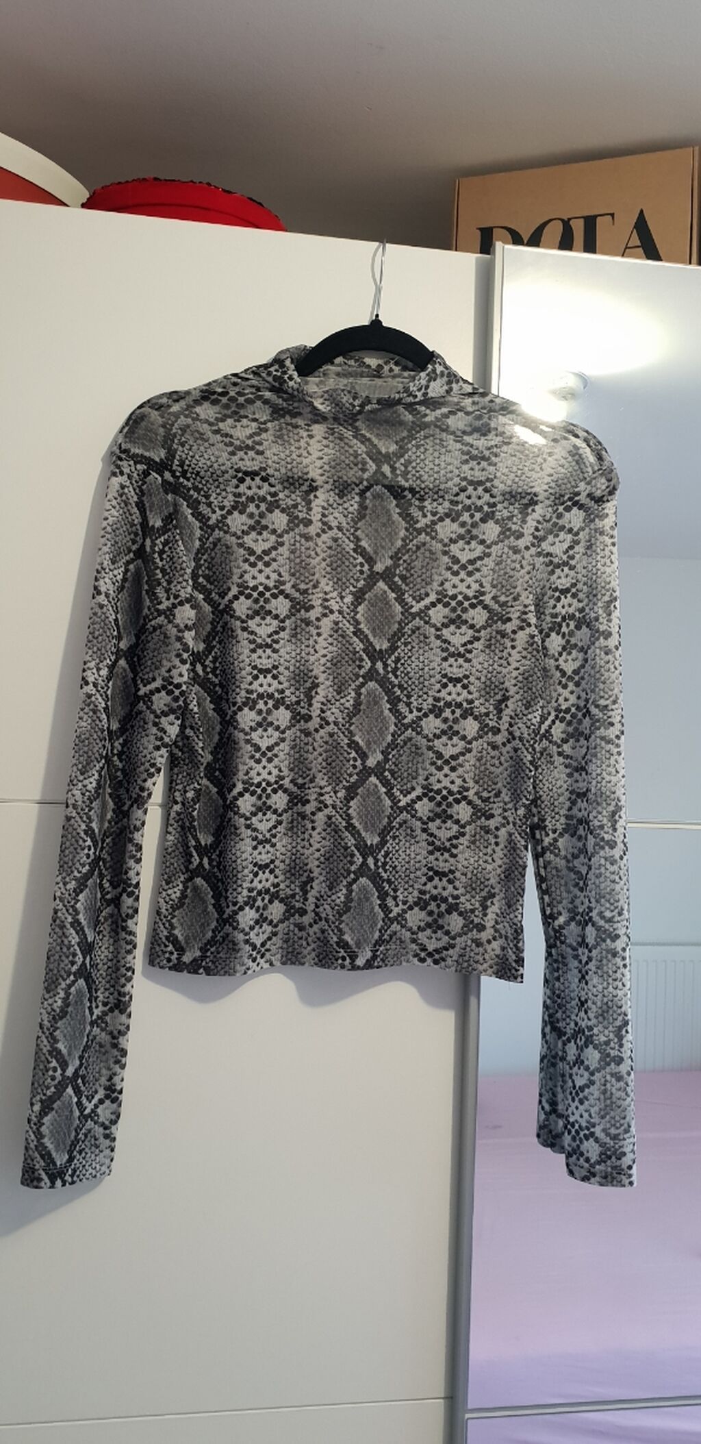 Bluza providna sa elastinom kvalitetna. Zmija print. BERSHKA. Obim
