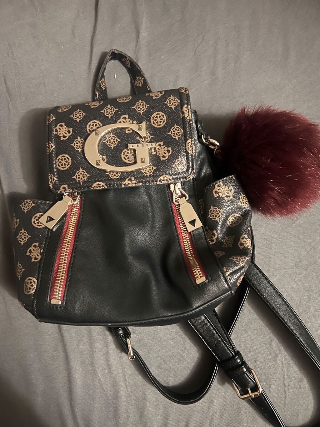 GUESS mini ranac – monogram print - Model: mini ranac sa preklopom i