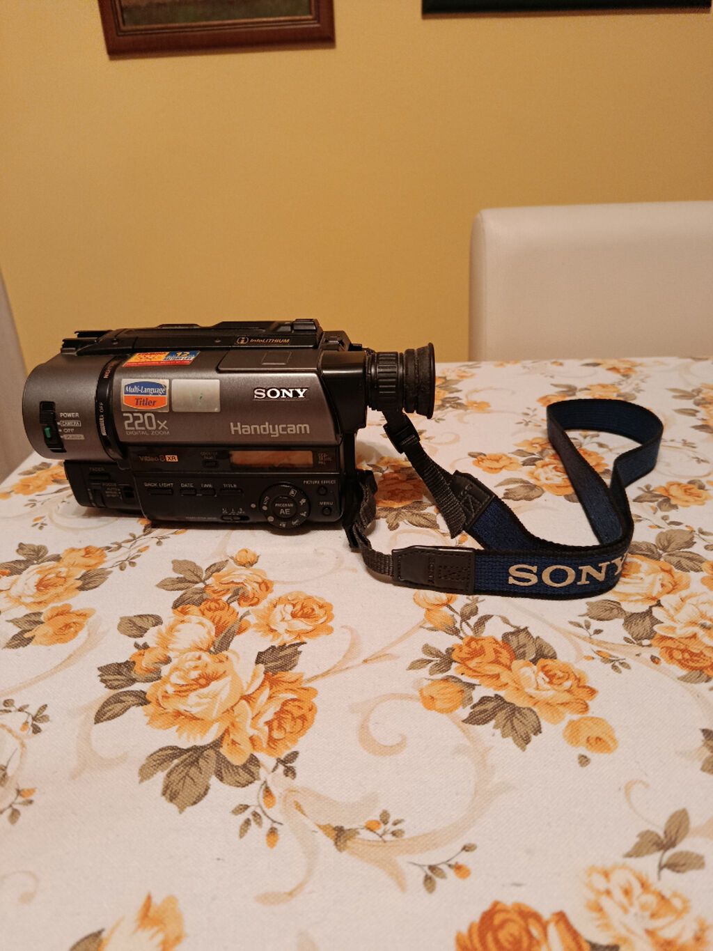 Prodajem kameru Sony CCD-TR 511 E, video 8 koja se prodaje kao