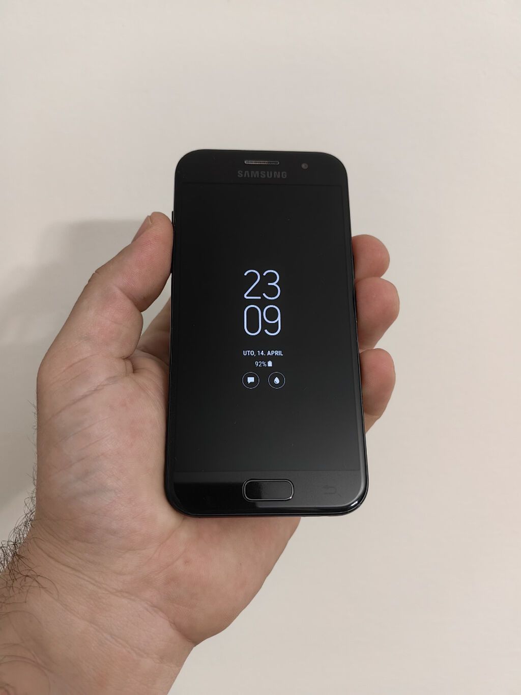 Samsung a3 2017 sa 2/16gb memorije, otključan za sve mreže. Dobro