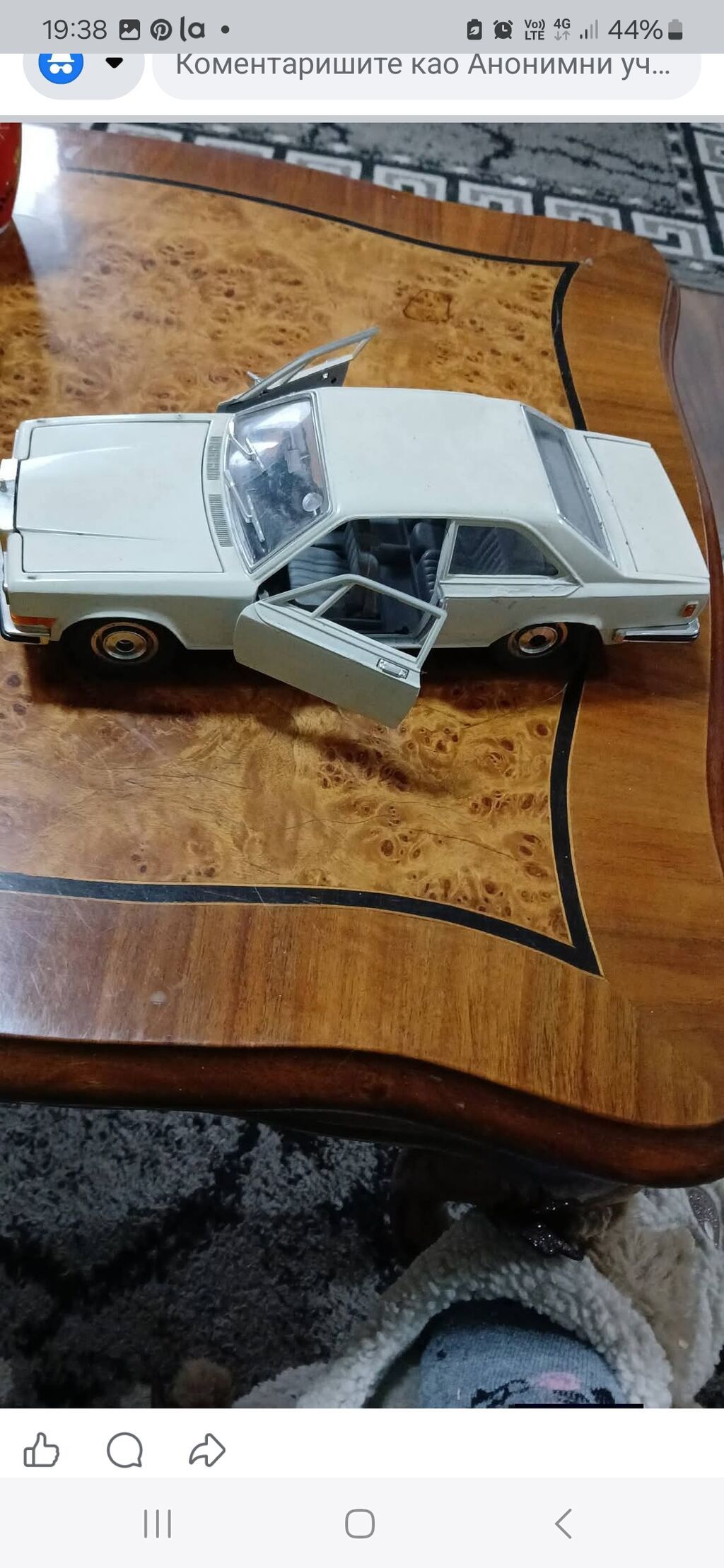 Kolekcionarski model automobila – klasični Rolls‑Royce u beloj boji -