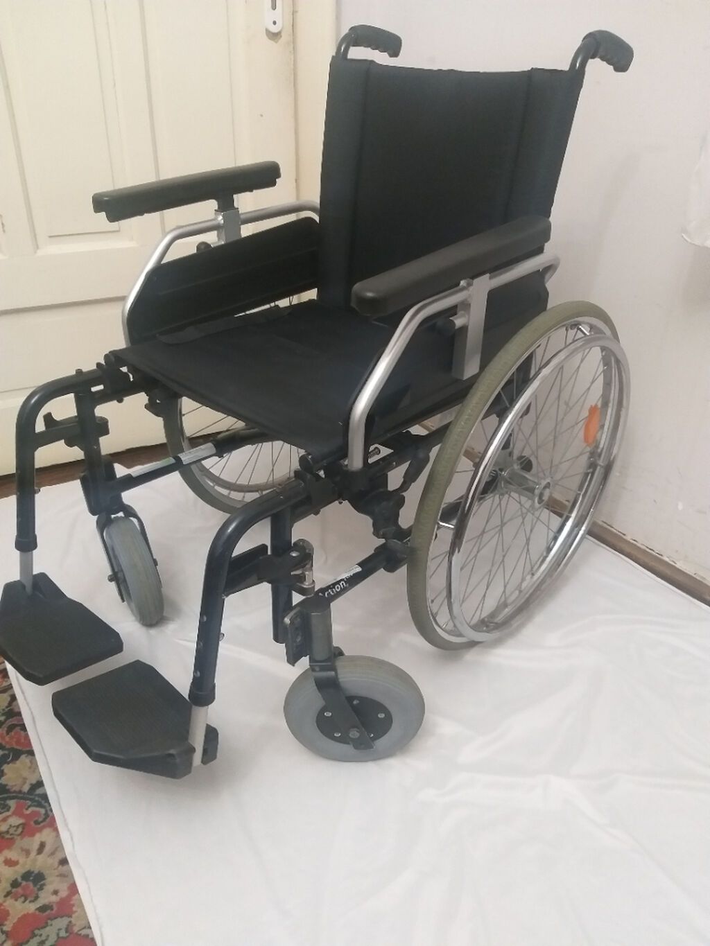 Francuska aluminijumska invalidska kolica poznate marke INVACARE u
