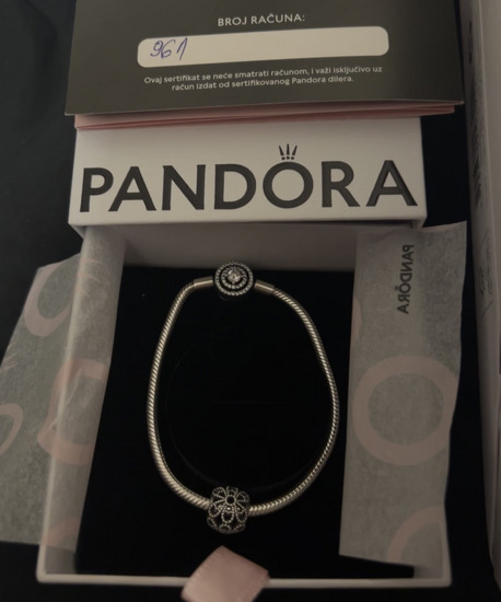 Pandora narukvica s priveskom