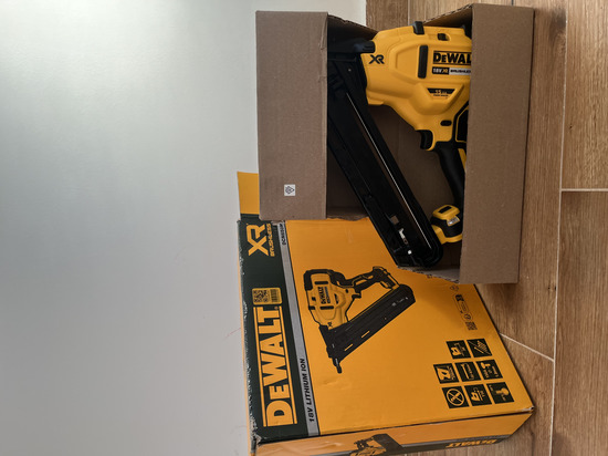 DEWALT DCN650 pistolj za eksere