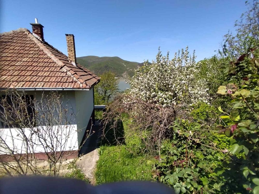 Donji Milanovac,Golubinje,kuca sama na placu,uknjizena,useljiva ID#1712
27.000 €