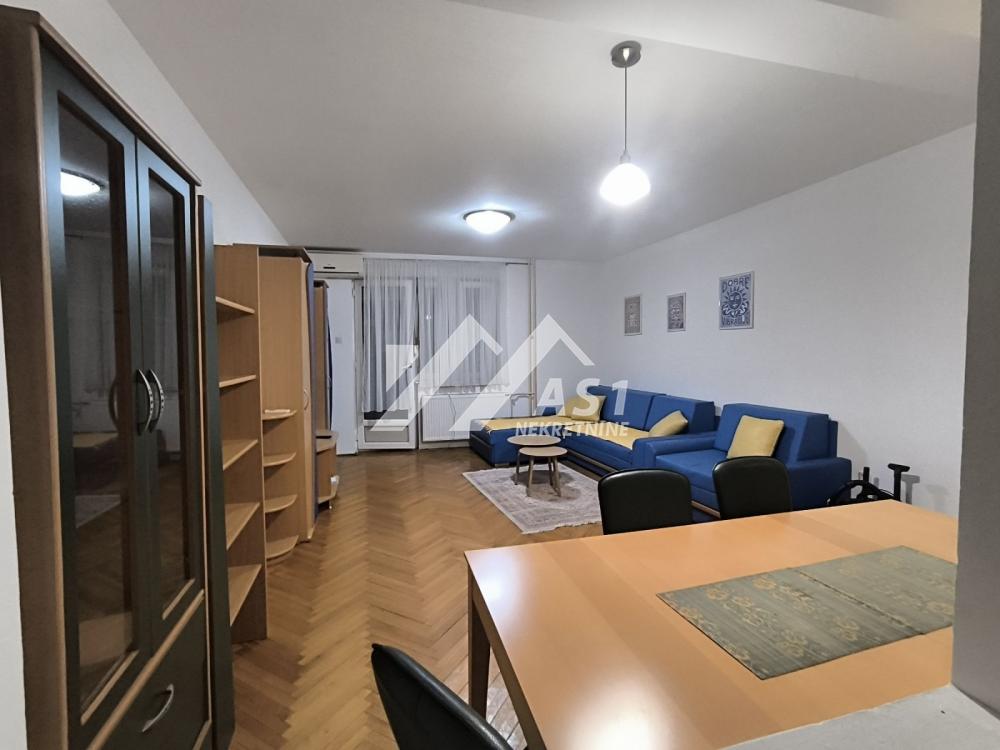 Dvosoban+parking u dvorištu obeležen ID#6504
430 €