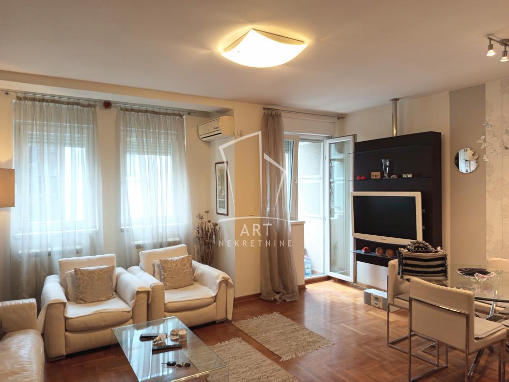 Izdaje se namešten stan, renoviran, u samom centru ID#10391
1.200 €