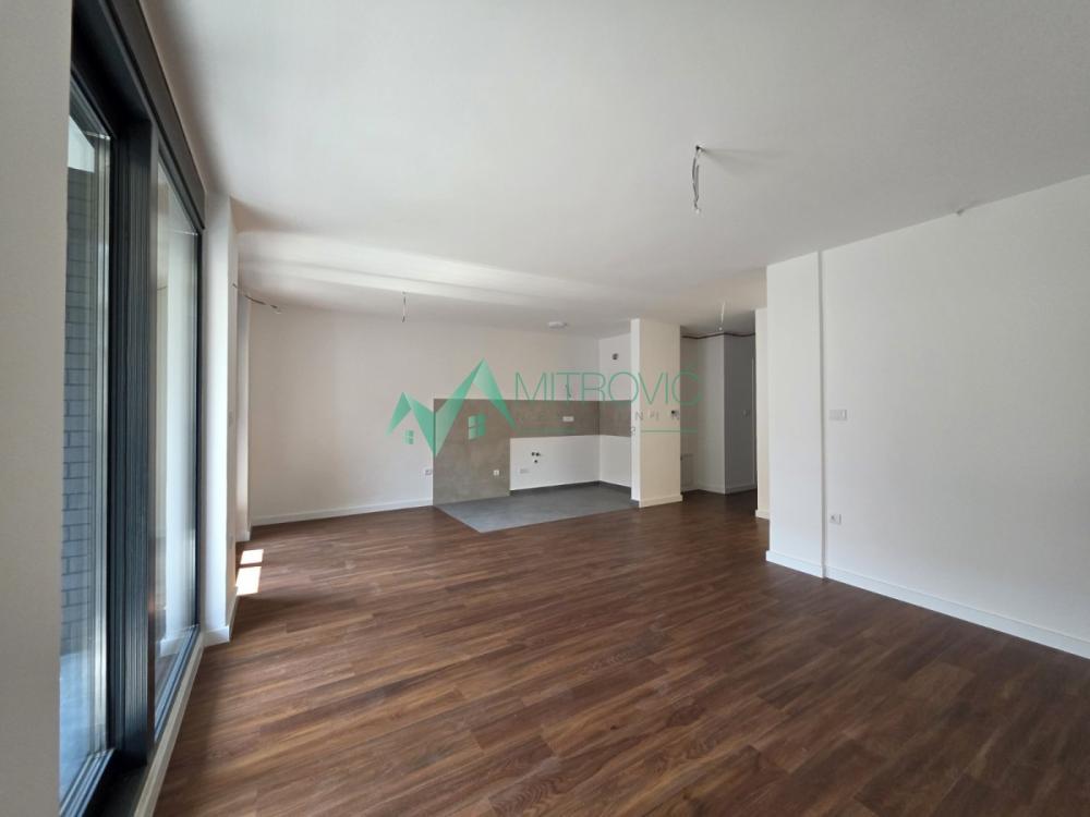 Šestosoban stan na prodaju, 136m2, 378.216€