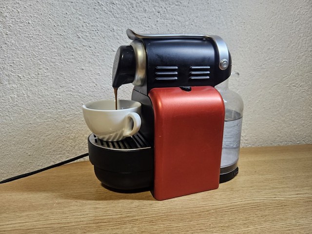 Nespresso aparat za kafu masina MagiMix D90 kapsule