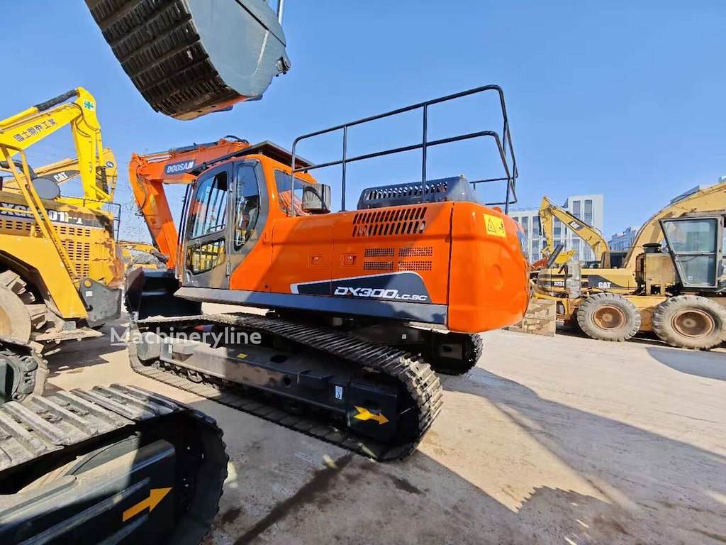 Doosan DX300 bager guseničar