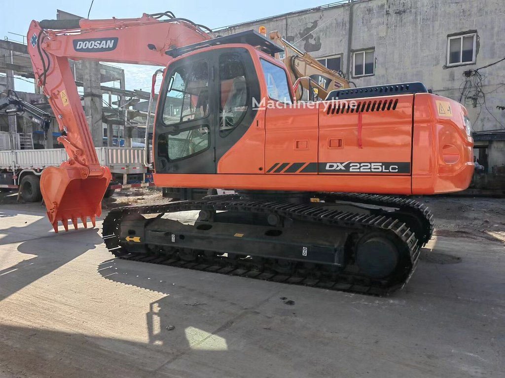 Doosan DX225LC-9 bager guseničar