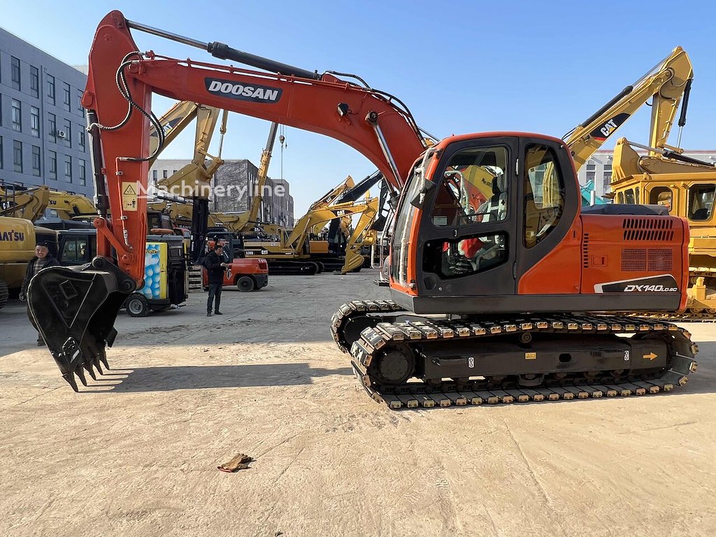 Doosan DX140 bager guseničar