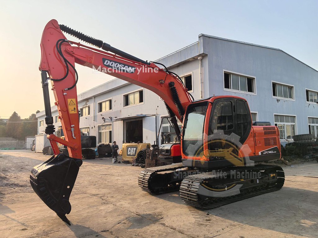 Doosan DX140 bager guseničar