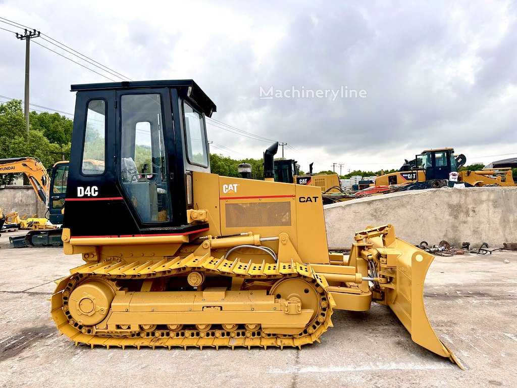 Caterpillar D4C buldožer