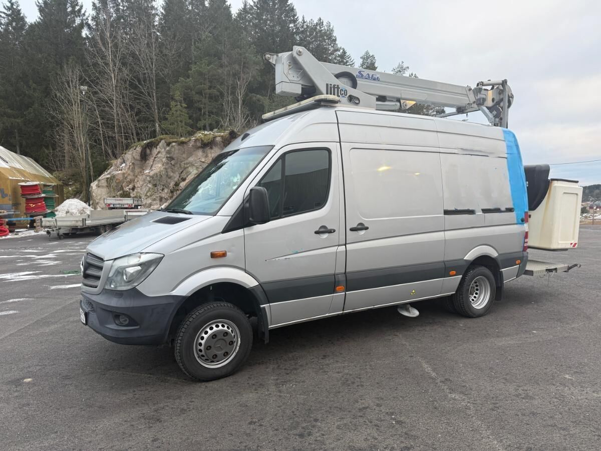 Prodaje se Mercedes-Benz Sprinter auto dizalicu s korpom na aukciji