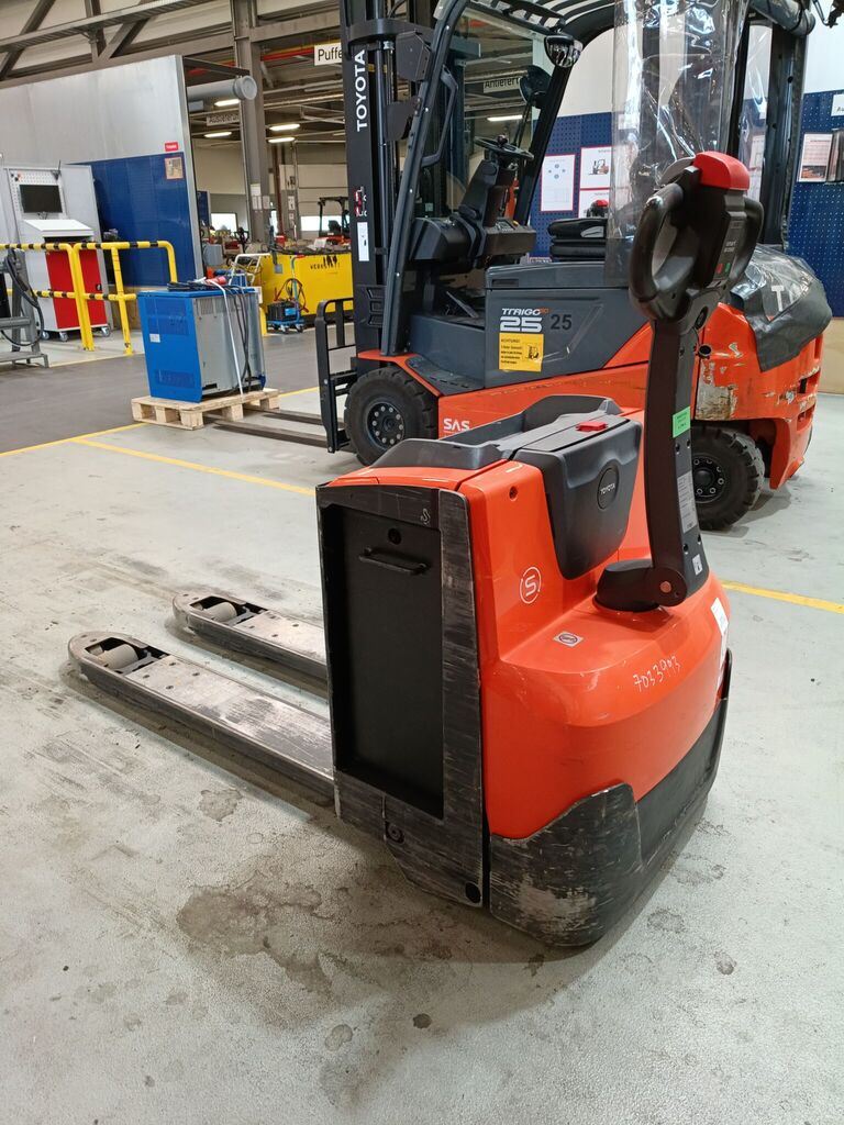 Toyota LWE200 električni paletar