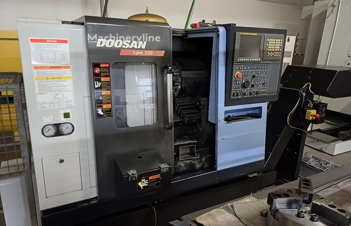 Doosan Lynx 220 strug za metal