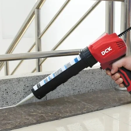 DCK KDPJ12EK akumulatorski pištolj za silikon, sa 2x2.0Ah baterije i punjačem, 12V ( KDPJ12EK )
