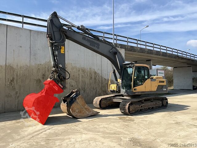 Lančani bager
Volvo EC220DL with 1 excavator bucket