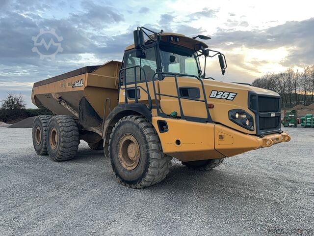 Zglobni kiper
Bell B25E 6x6