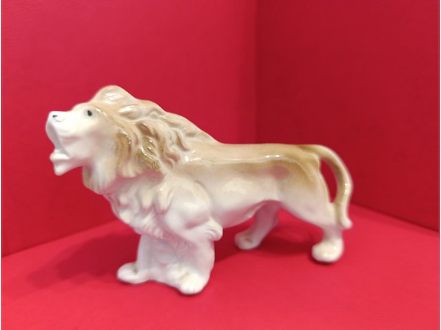 Porcelanska figura lav