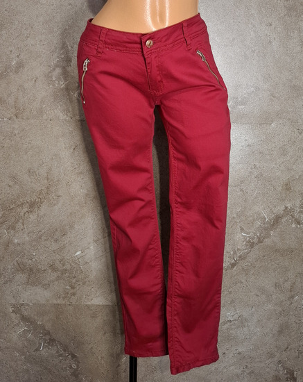Crvene pantalone L -kao nove