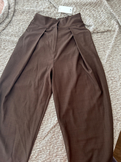 Pantalone viralnog modela