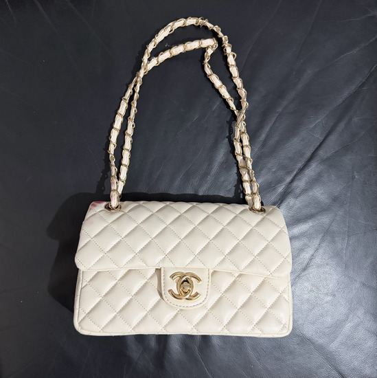 Chanel torba sa ostecenjem