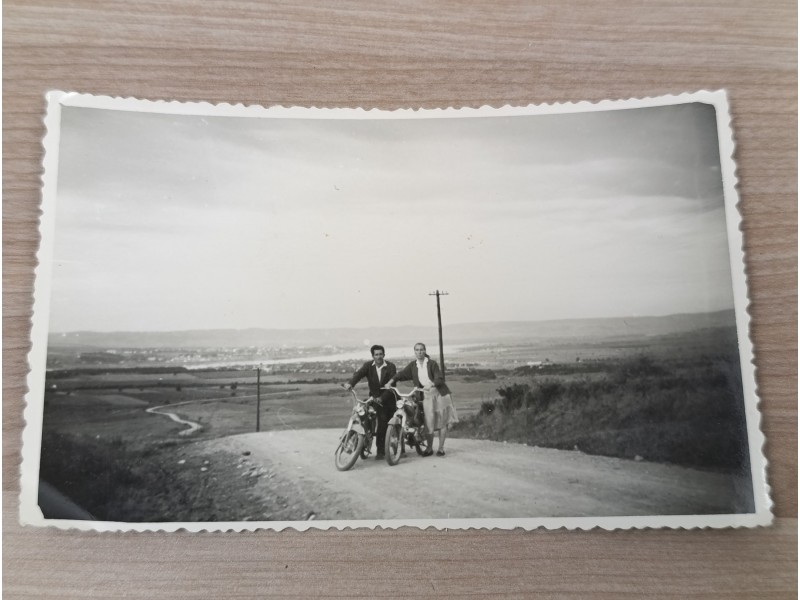 Vintage fotografija dama i gospodin na motorima