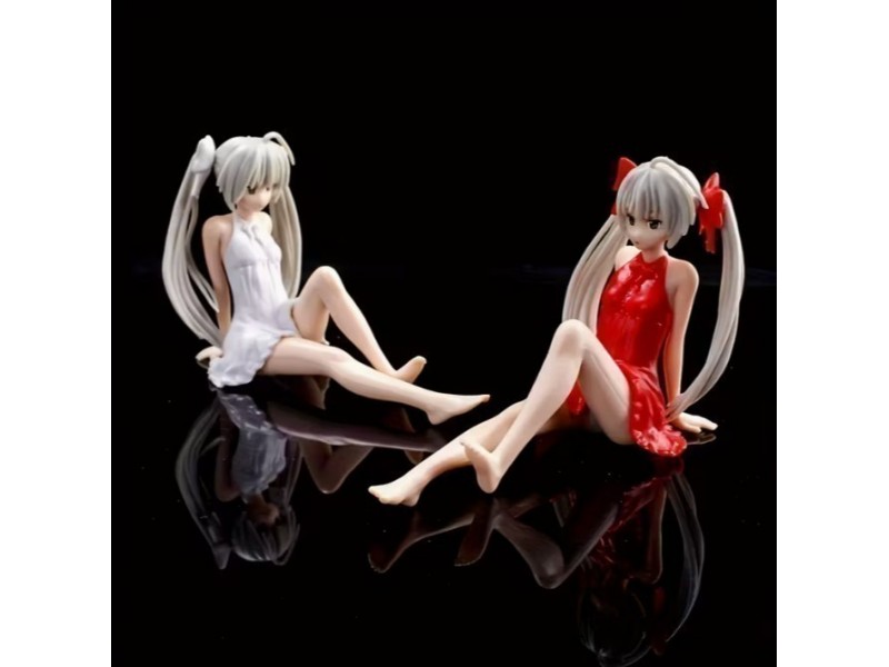 Anime figurica visine oko 7 cm. i duzine 10 cm. Crvena