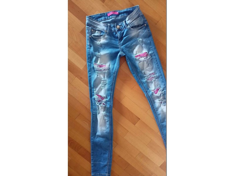 AKCIJA farmerice sa delom čipke kao cepkani model..top